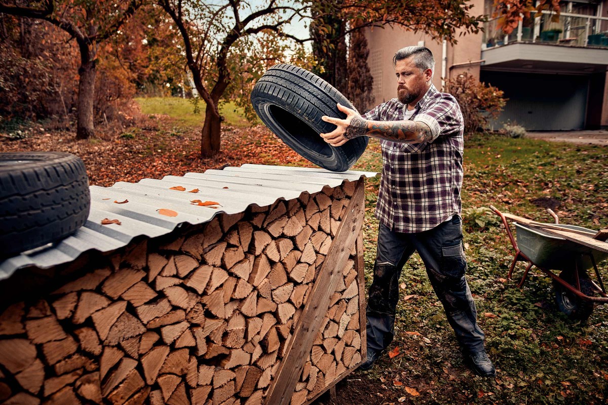 Hugga ved med yxa - viktig information & säkerhetstips | HORNBACH